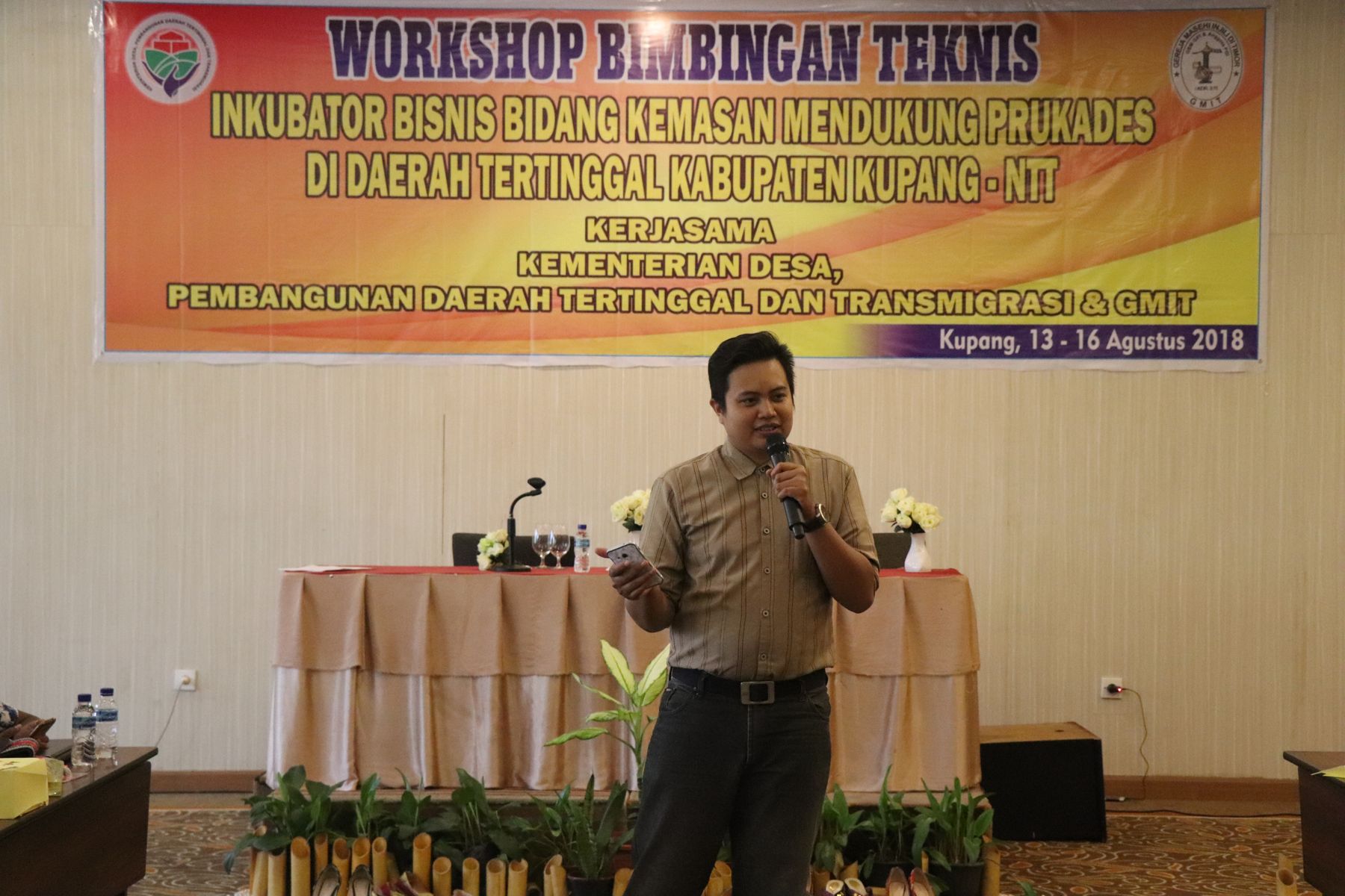 Peserta Bimtek Kementerian Desa PDTT Geluti Sepatu Motif Tenun NTT ...