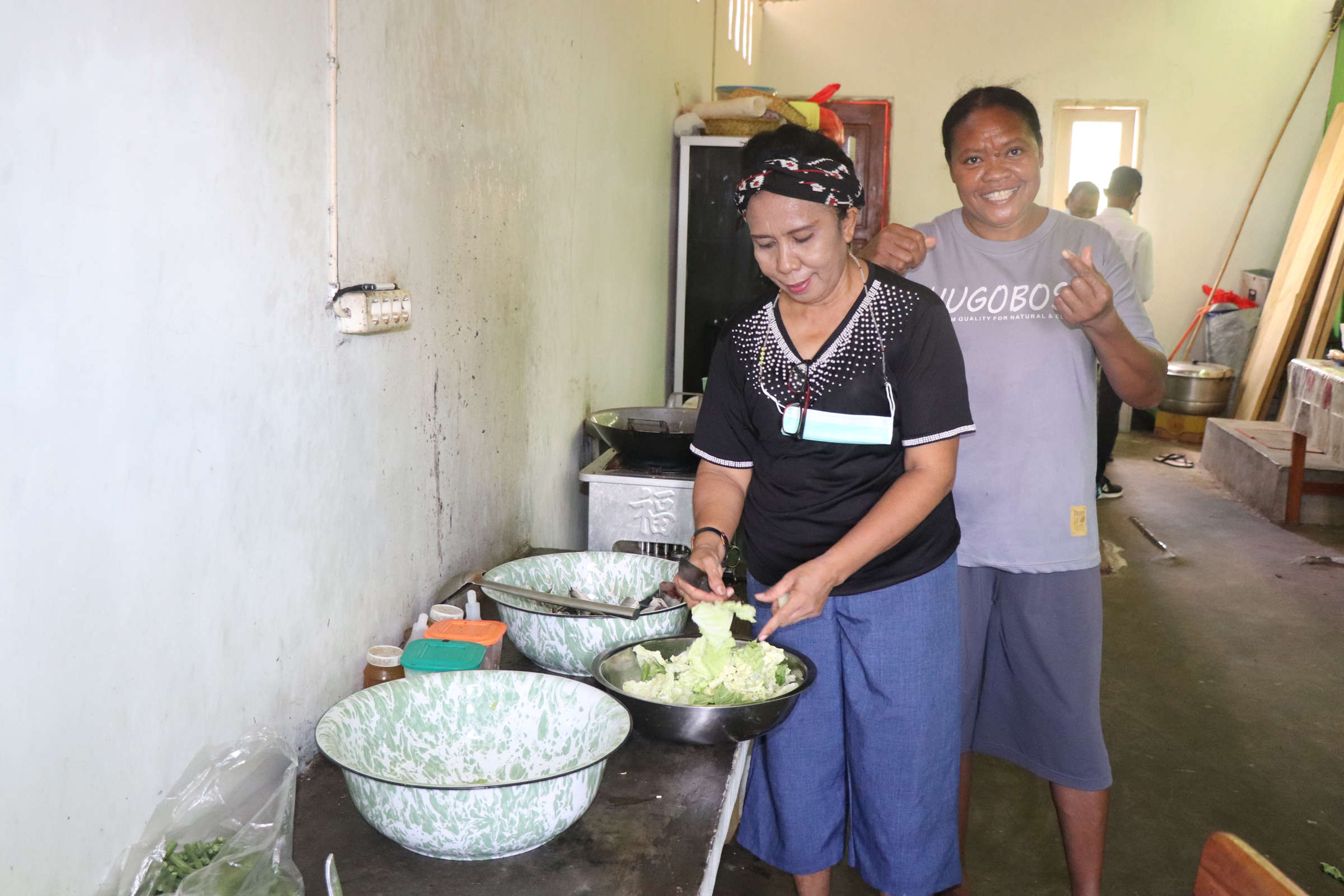 Mama Yo, Sosok Dibalik Dapur Posko Bencana Siklon Seroja GMIT – SINODE GMIT