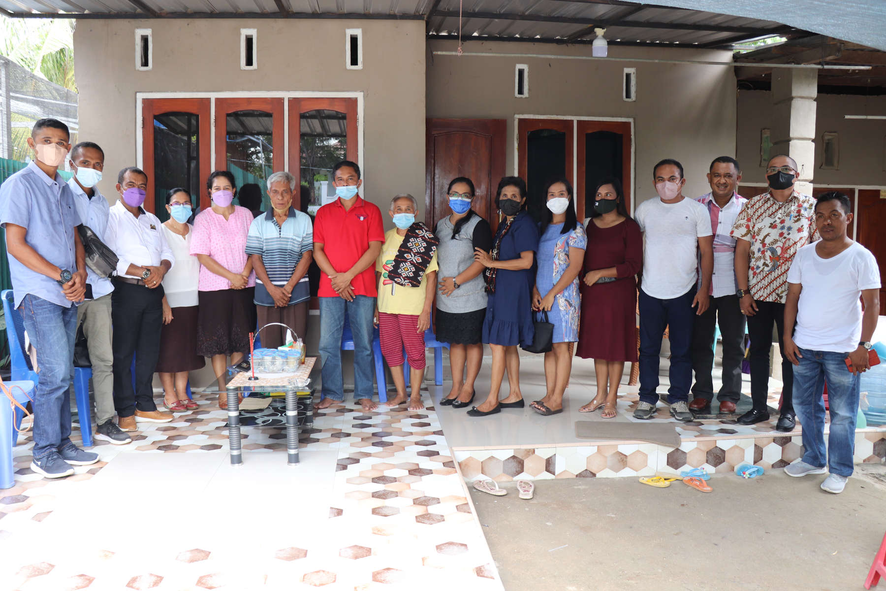 Majelis Sinode GMIT Beri “Kain Tenun Doa” Untuk Keluarga Korban ...