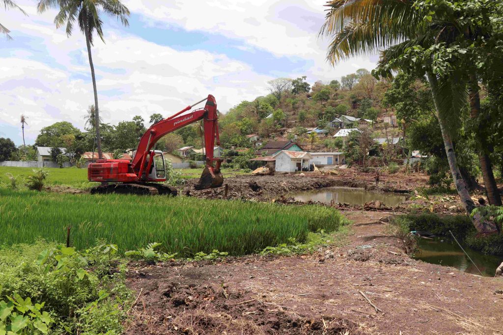Pembuatan DAM Parit di Sawah Sulamanda Sinode GMIT – SINODE GMIT